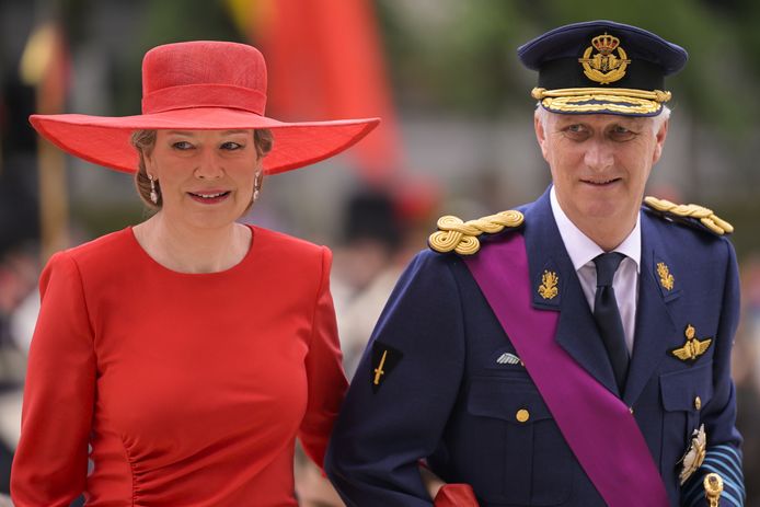 Bain de foule pour le prince Laurent, la reine Mathilde manque de tomber: la famille royale au ...