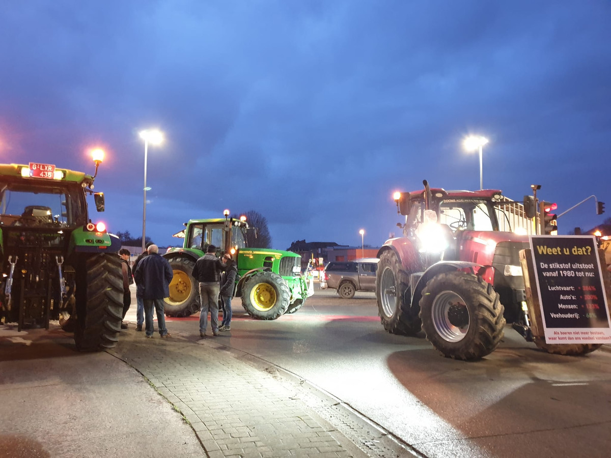 Boeren protesteren aan kruispunt bij distributiecentrum Delhaize in ...
