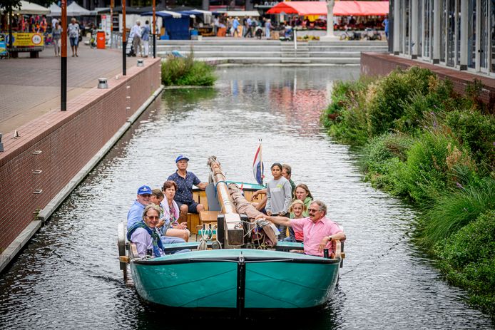 Varen met 100 jaar oude turfschuit betekent promotie voor Almelose ...