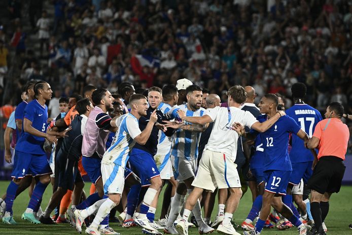 Vlam in de pan op de Spelen: voetballers bijna met elkaar op de vuist ...