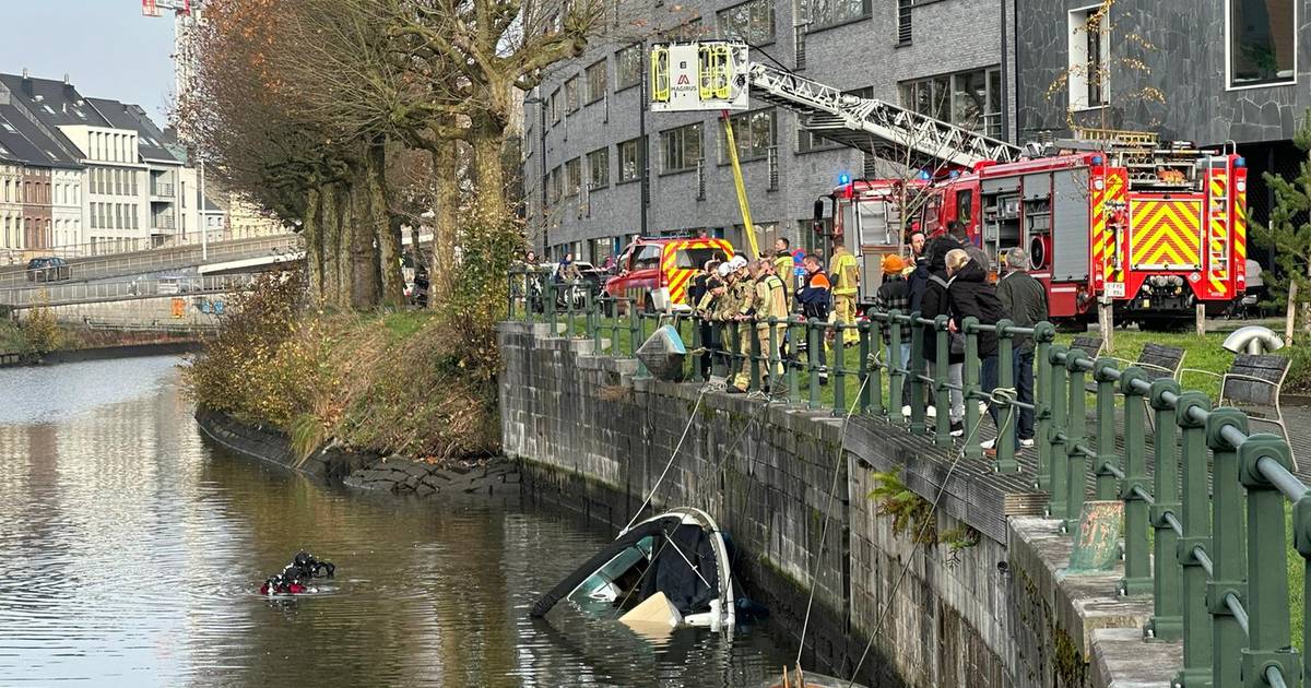 KIJK. Zinkende plezierboot uit water gevist aan Edward Pynaertkaai in ...