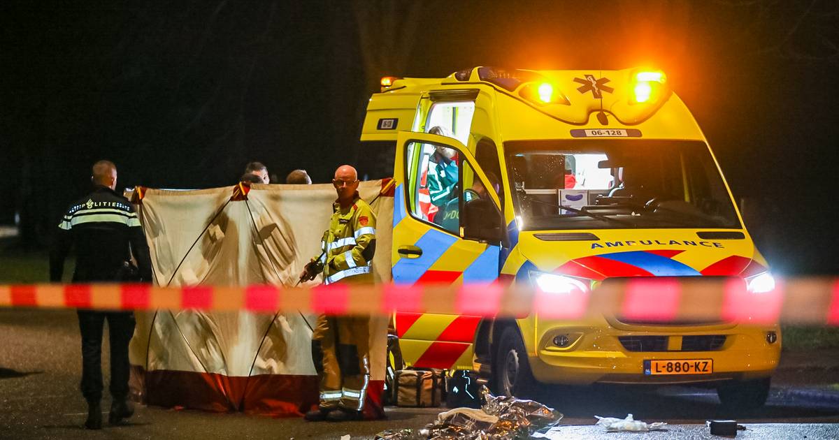 Politie zoekt getuigen na botsing in Apeldoorn waarbij scooterrijder (55) ernstig gewond raakte ...