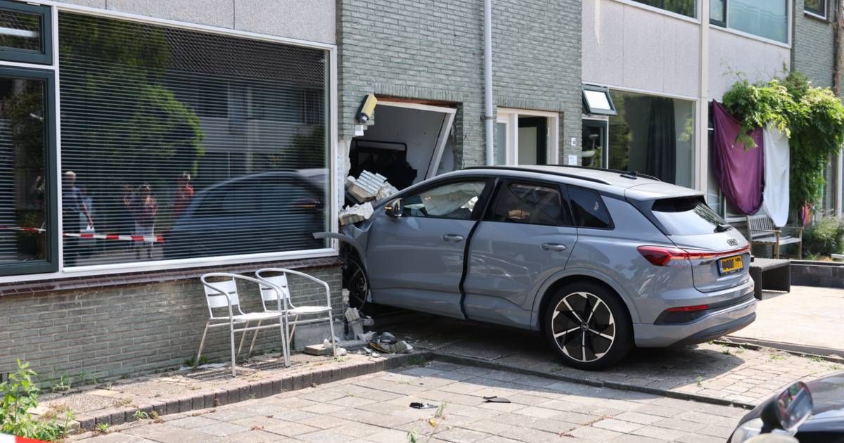 Bizar ongeluk: buurjongetje (7) rijdt met Audi rijtjeshuis binnen ...