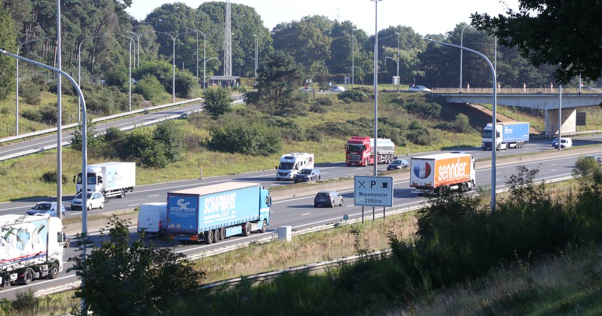 Halfuur file vanaf Haasdonk op E17 richting Gent: één rijstrook ... Halfuur file vanaf Haasdonk op E17 richting Gent: één rijstrook ...