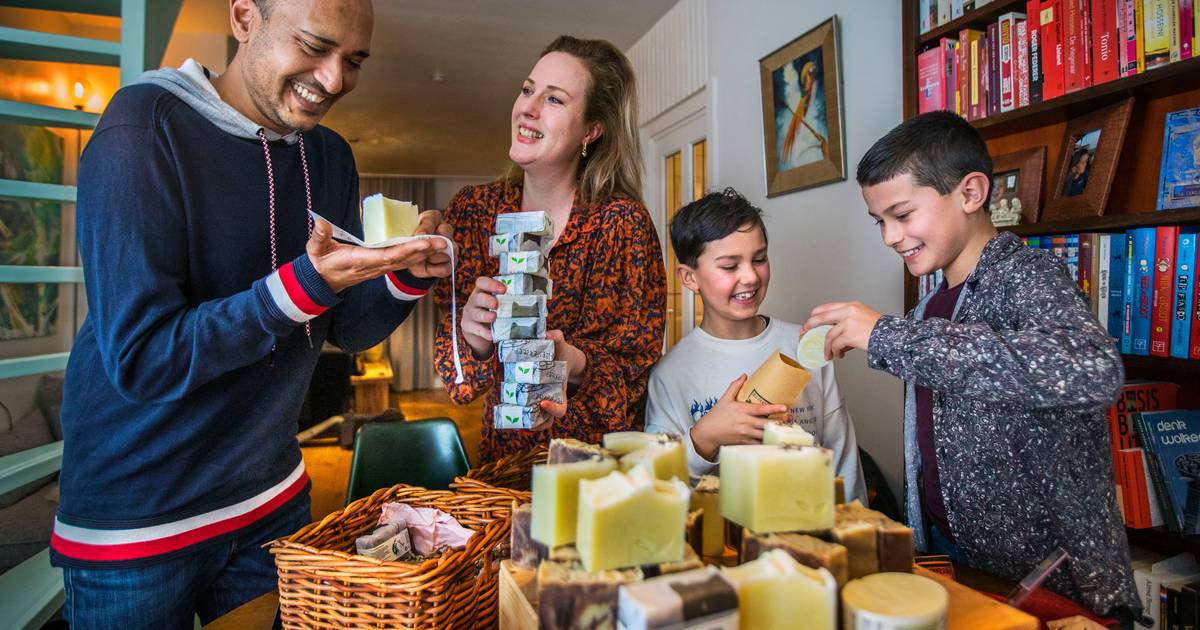 Haagse moeder begint zeepfabriek op de logeerkamer en het hele gezin ...