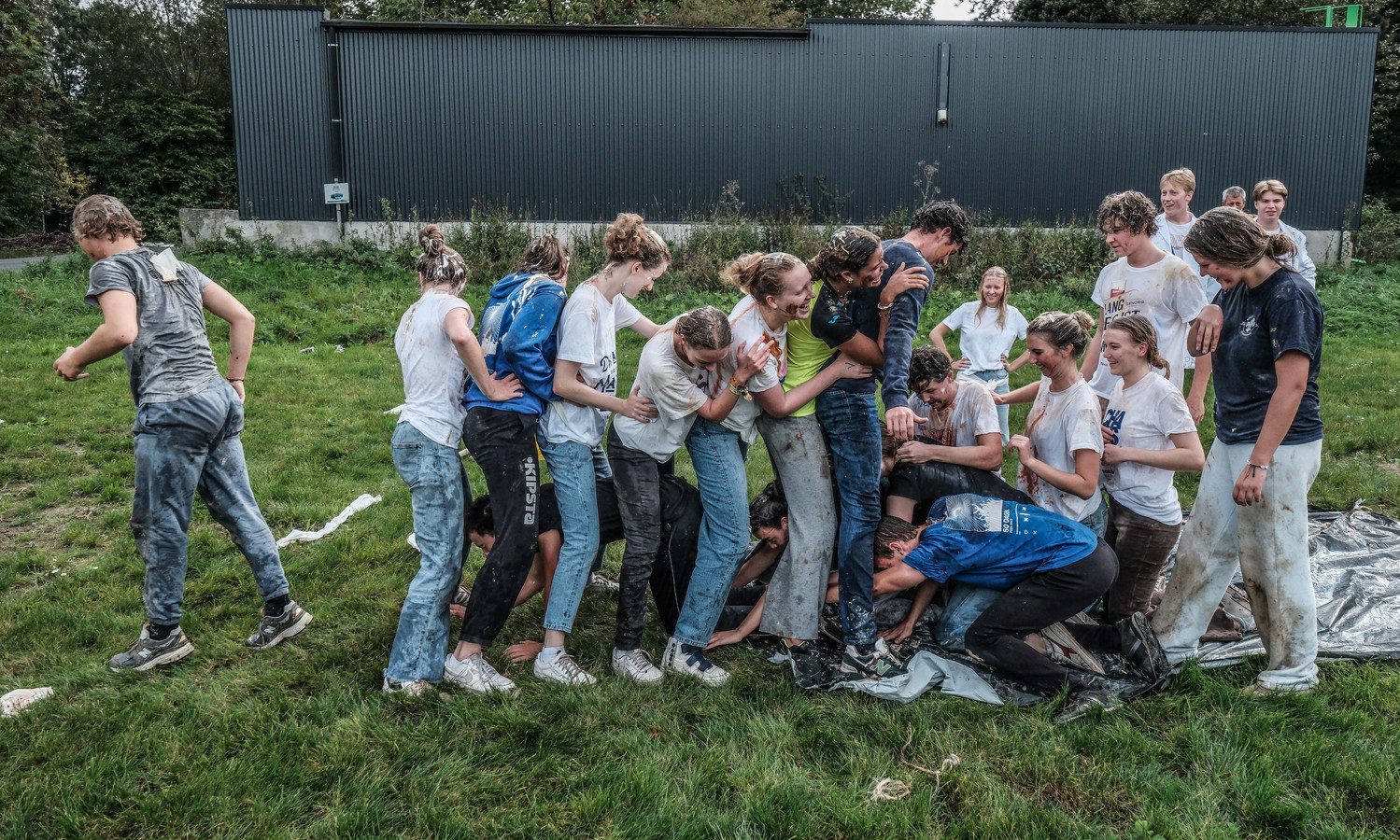 IN BEELD. Mayonaise, bloem… 180 schachten laten zich besmeuren tijdens studentendoop Kulak ...