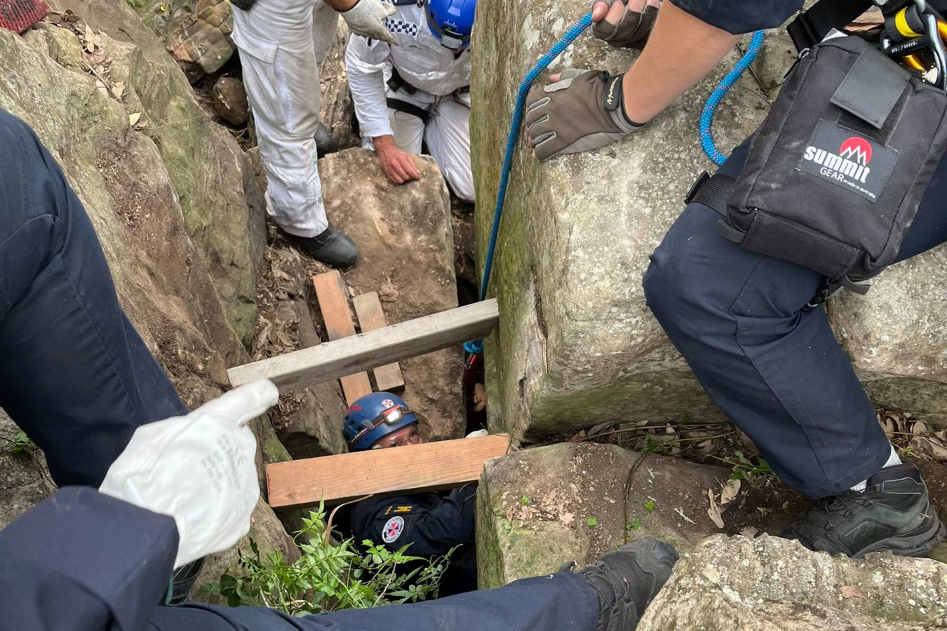 Matilda (23) hangt zeven uur lang ondersteboven tussen rotsen nadat ze ...