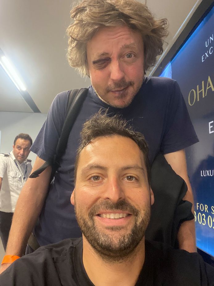 Oorlogsjournalist Robin Ramaekers en cameraman Stijn De Smet veilig geland in Eindhoven na ...