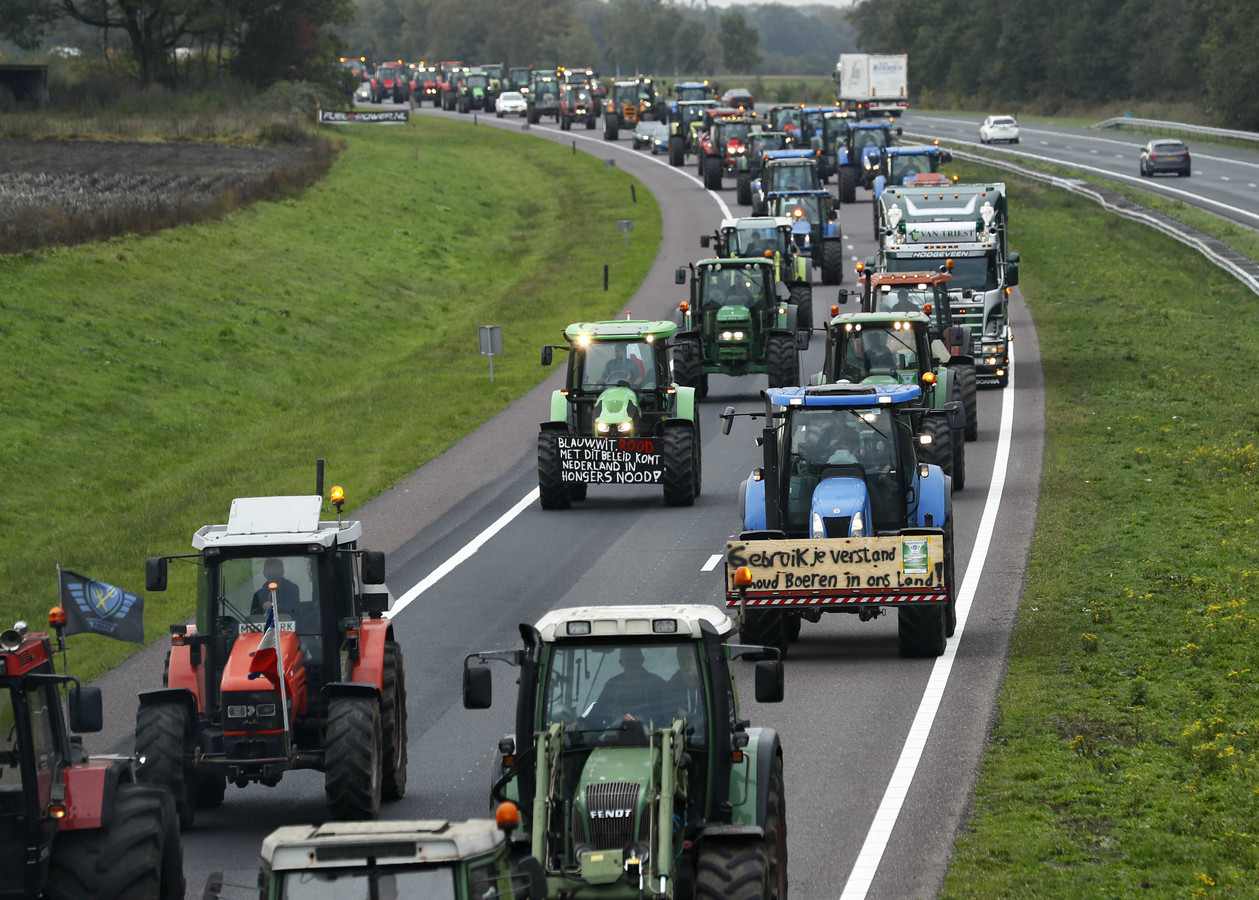 Protesterende boeren vertrekken vanuit Ravels-Eel | Foto | hln.be Protesterende boeren vertrekken vanuit Ravels-Eel | Foto | hln.be