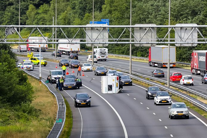Enorme file door ongeluk met caravan op de A50: meer dan een uur vertraging | Arnhem ...