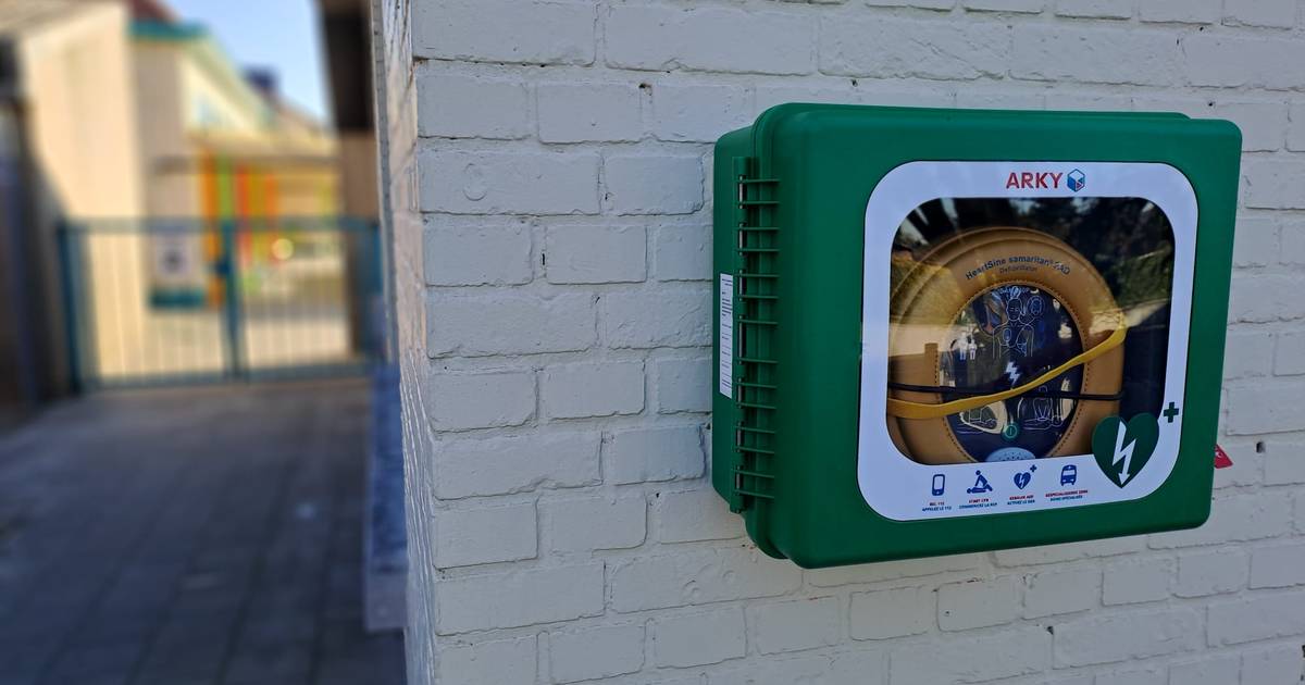Openbaar AED-toestel bij alle gemeentelijke basisscholen | Balen | hln.be