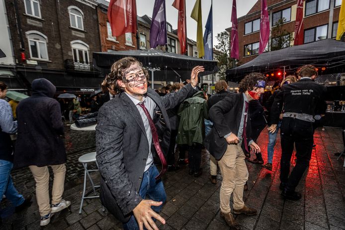 JENEVERFEESTEN. Liters drank, tradities om in ere te houden en bakken regen: dit was dag één van ...