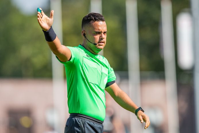 Ook voor topscheidsrechter De Brito Roque begint het seizoen: ‘Ik wil ...