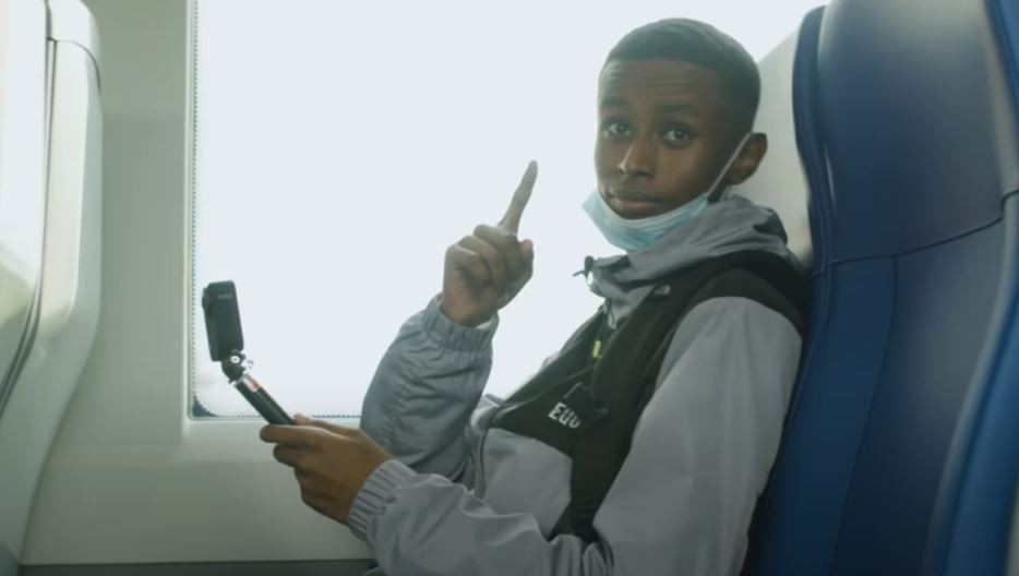 Iedereen houdt van goedlachse vlogger Chatmo (20): ‘Ik word zelfs op ...