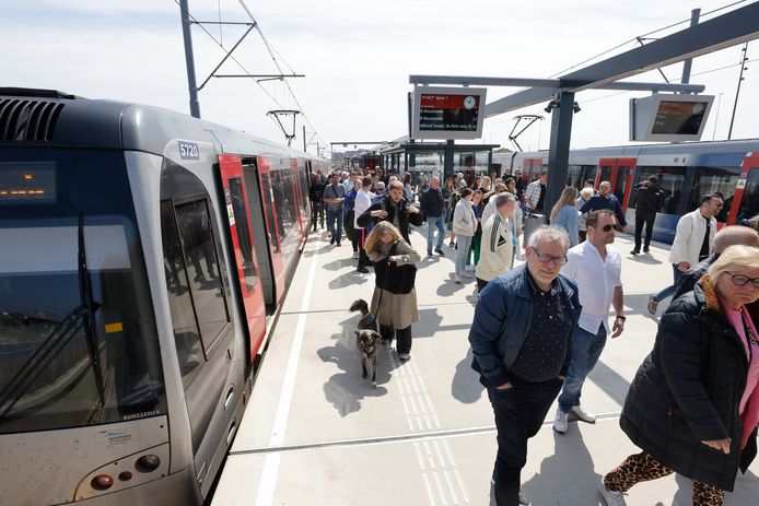 Dit weekend extra metroritten ingezet voor strandgangers Hoek van ...