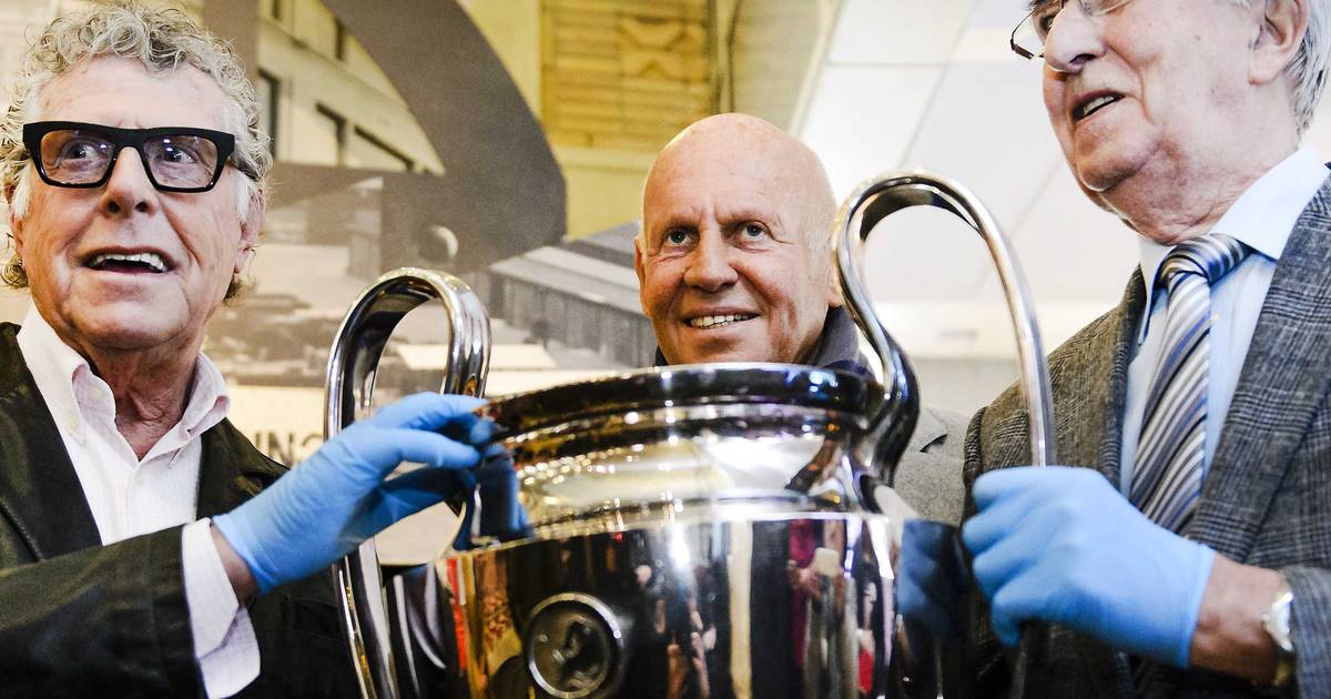 Boegbeelden zetten 'cup met de grote oren' in museum | Nederlands voetbal | AD.nl
