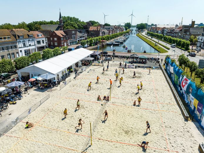 Savok Beach is terug waar het hoort: op het zand in Sas van Gent ...