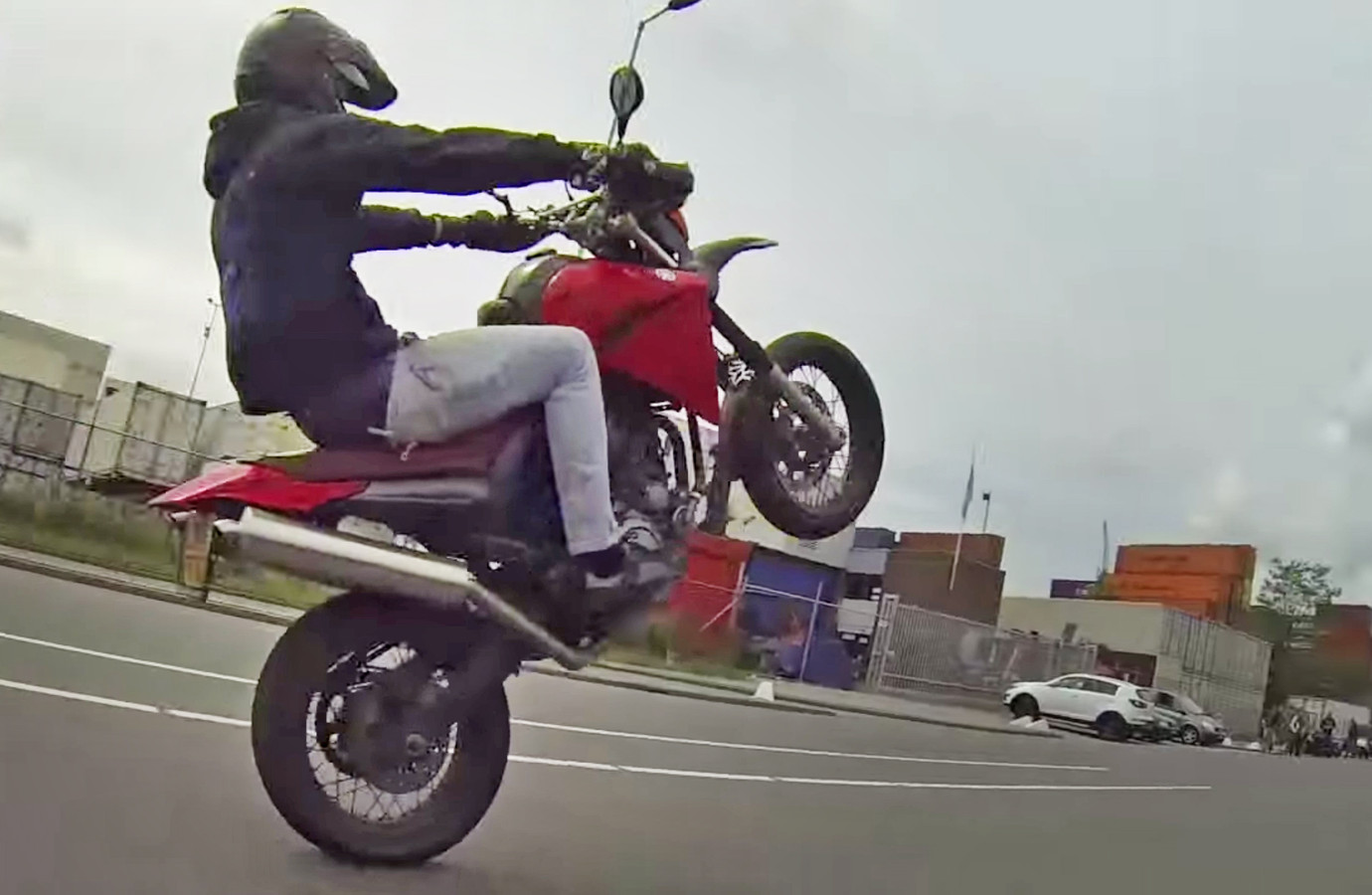 Kun je veilig balanceren op het achterwiel? Motorrijder vindt van wel: ‘Ik ken mijn motor ...