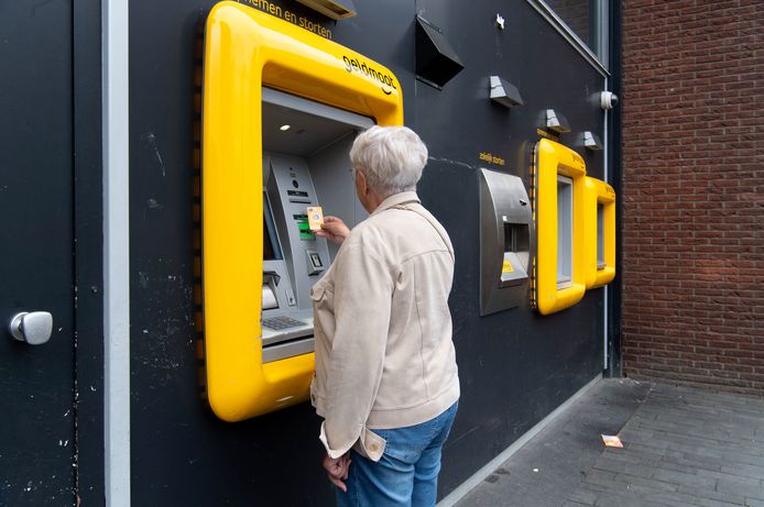 Ze staat al maanden voor een kapotte pinautomaat, hoe komt Liduïn uit ...