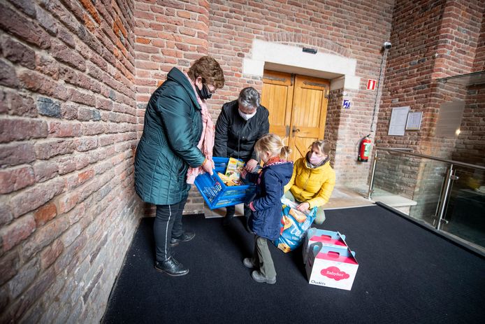 Pasen is eten brengen bij de kerk in Neede. ‚Ik doe extra boodschappen ...