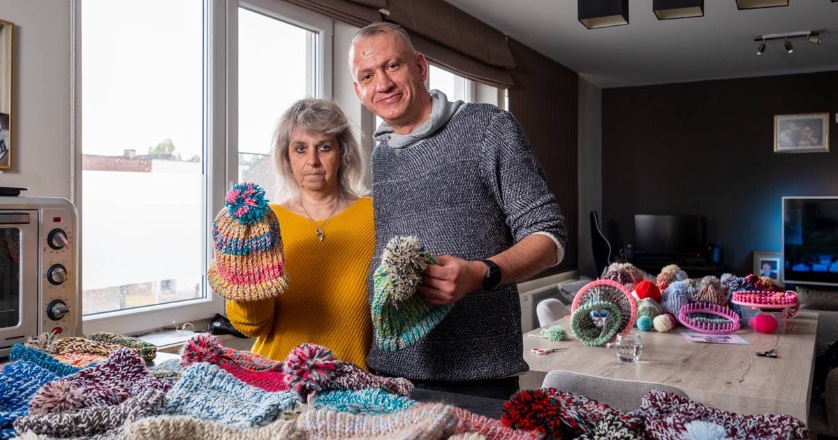 Kevin (42) en Arianne (51) breien mutsen voor het goede doel: “De blaren staan al op onze ...