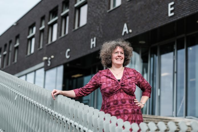 Graag gezien op de universiteit en op tv, toch koos Laurien Crump voor ...