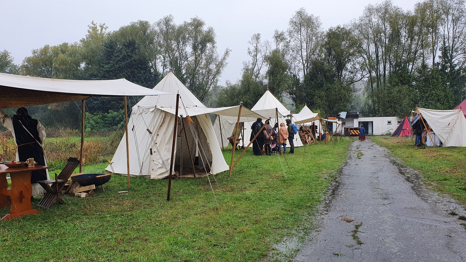 Meer dan 170 re-enactors dompelen bezoekers onder in middeleeuws kamp ...