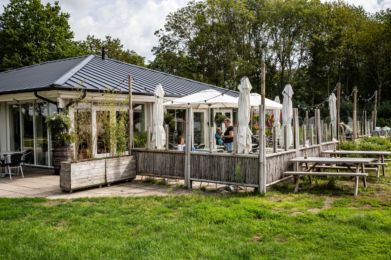 Nieuwe uitbaters populaire strandtent op Bussloo kenden elkaar amper ...