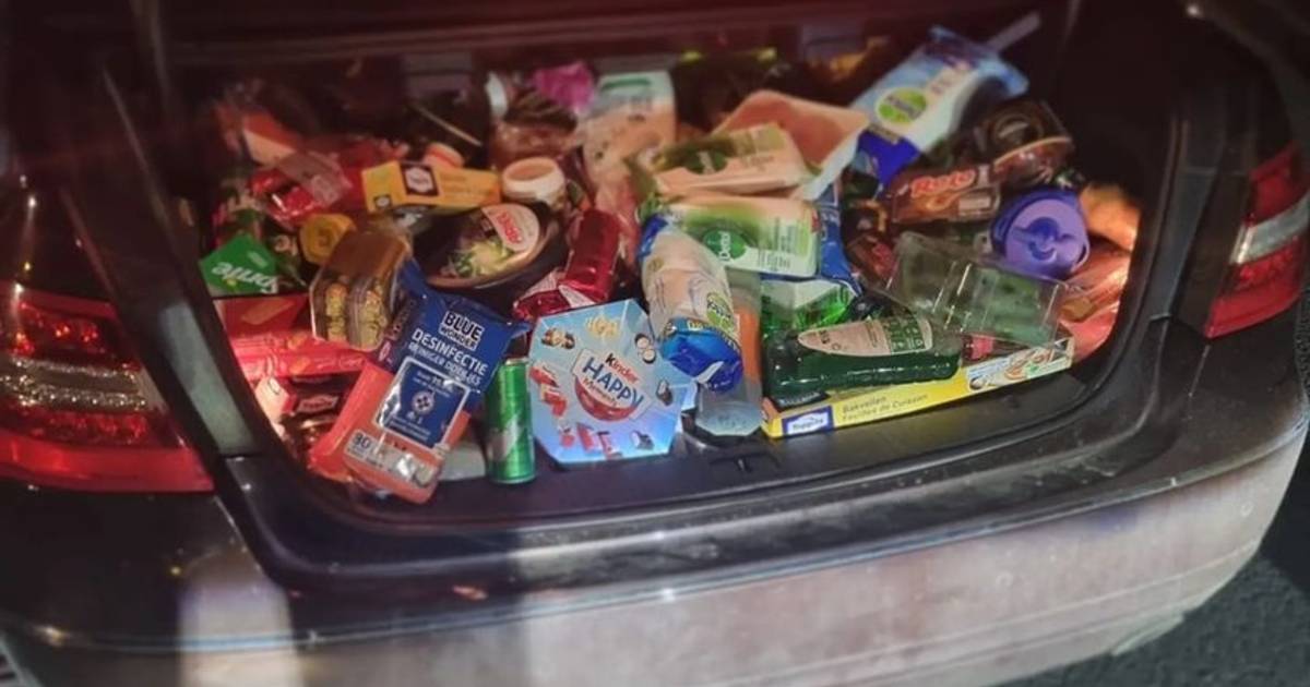 Dieven dirigeren bomvolle winkelkarretjes met voor 2200 euro aan ...