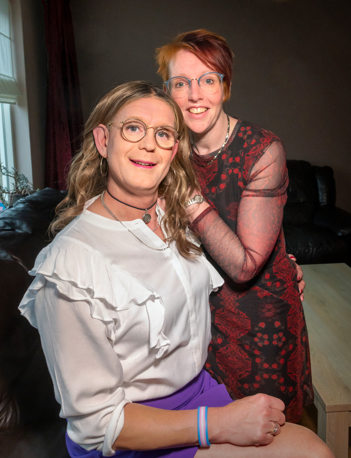 Na 15 jaar huwelijk zei Julia dat ze transgender is, en Esther? Die ...