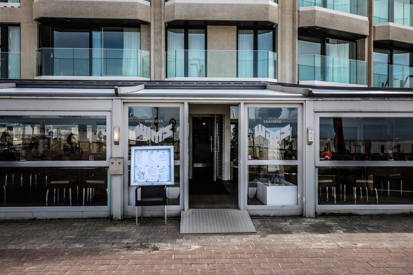 Luc Bellings proeft ‘mosselen natuur' aan de kust en deelt zelfs één 9/ ...