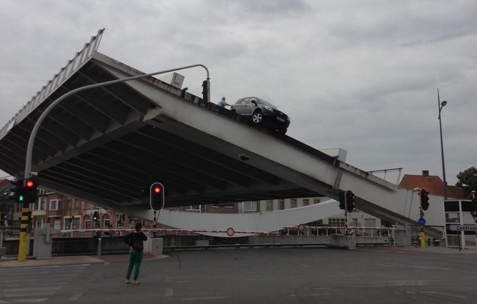Zoveelste probleem met vervloekte brug | Brugge | hln.be