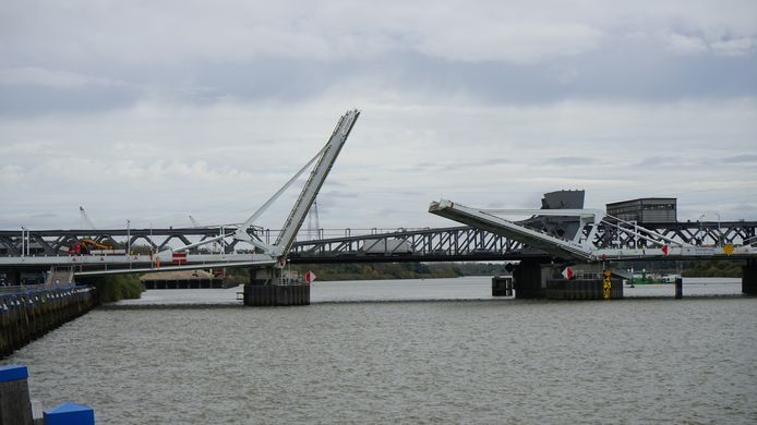 Werken aan Scheldebrug veroorzaken heel wat hinder | Temse | hln.be