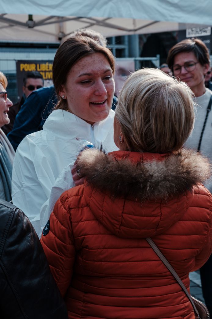 La nièce d'Olivier Vandecasteele sort de sa cage après 24h d ...