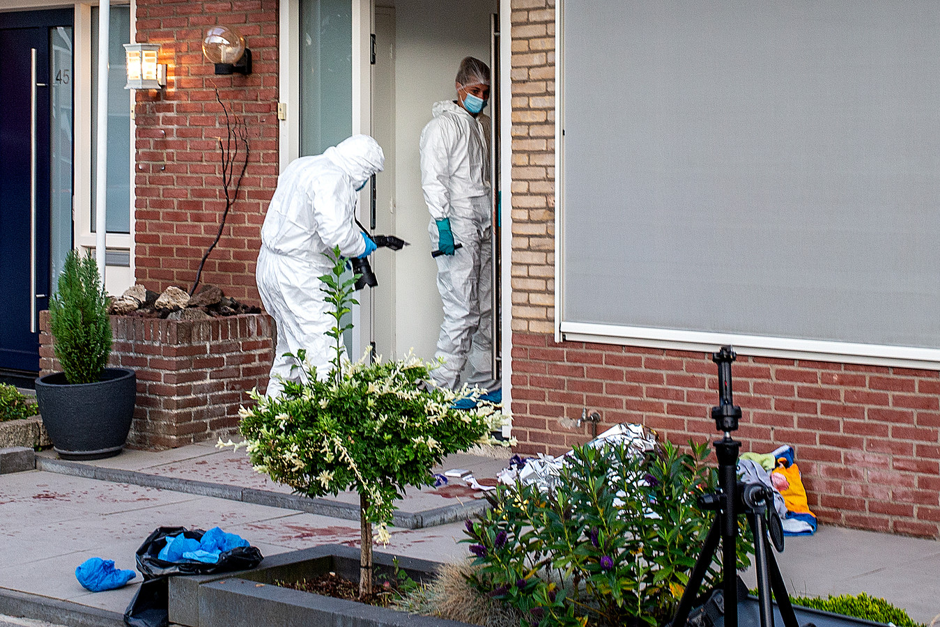 Drie jonge kinderen en man gewond bij nachtelijk familiedrama in woning ...