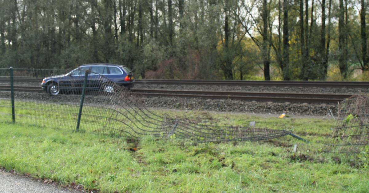 Auto raakt van weg en schiet treinspoor op in Deventer | Deventer ...