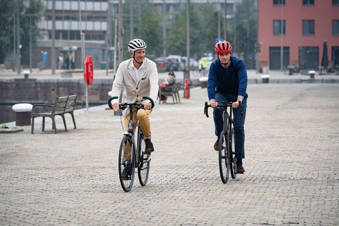 KIJK. Toegejuichte koning Filip, met fietshelm én broekklemmen, en zoon ...