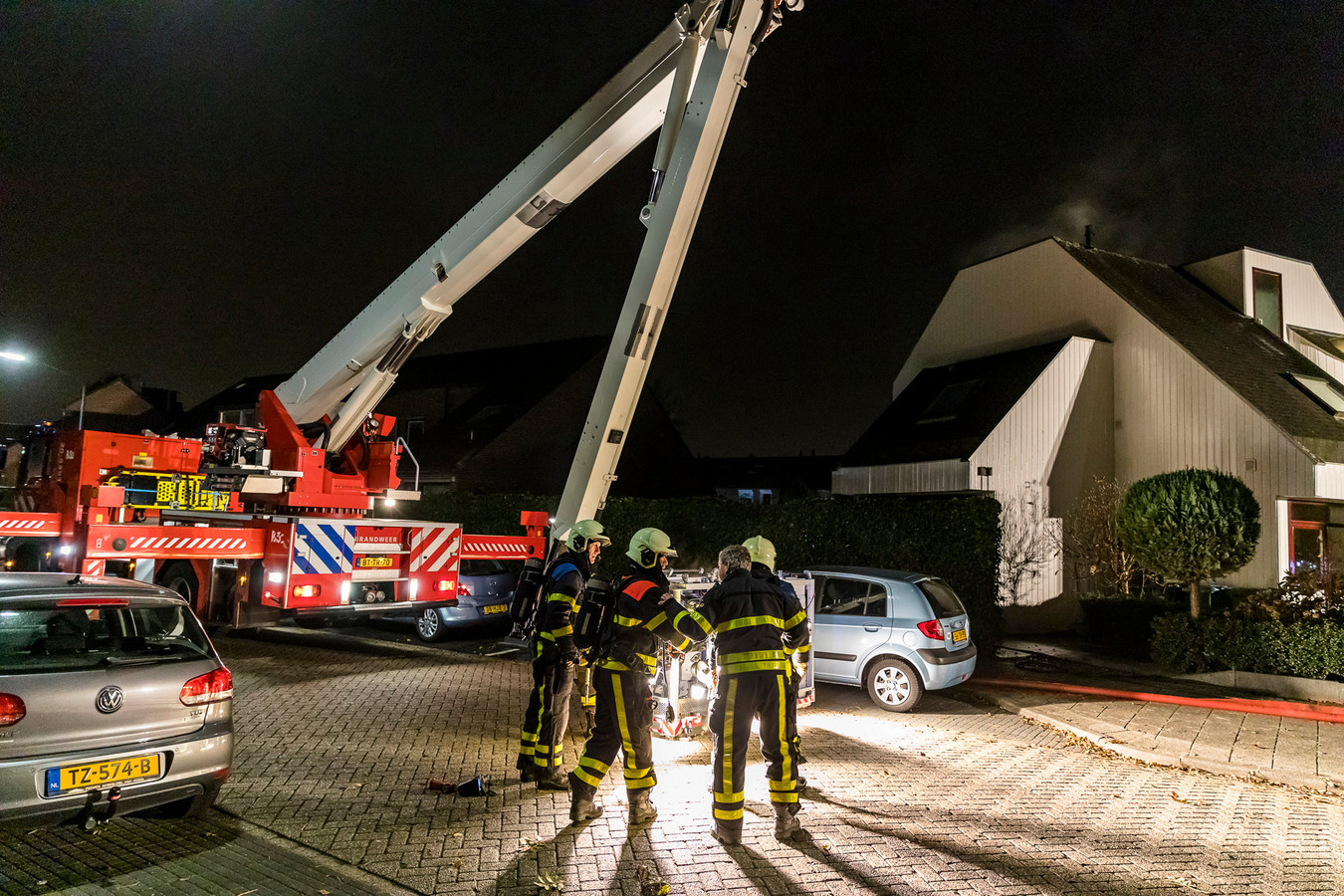 Brand in kachel van houten huis in Oosterhout, brandweer rukt met groot ... Brand in kachel van houten huis in Oosterhout, brandweer rukt met groot ...