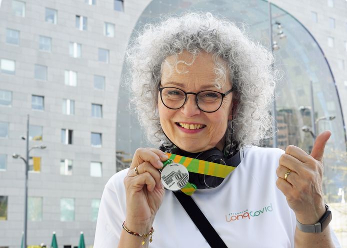 Ondanks long covid liep Rozé Nabbe (59) haar eigen marathon, met een speciale stempelkaart ...