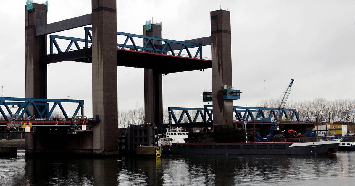 Storing Calandbrug verholpen: brug stond half uur open en wilde niet ...