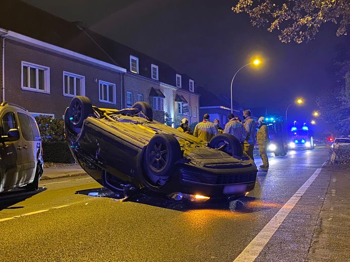 Auto belandt op dak na ongeval | Rumst | hln.be