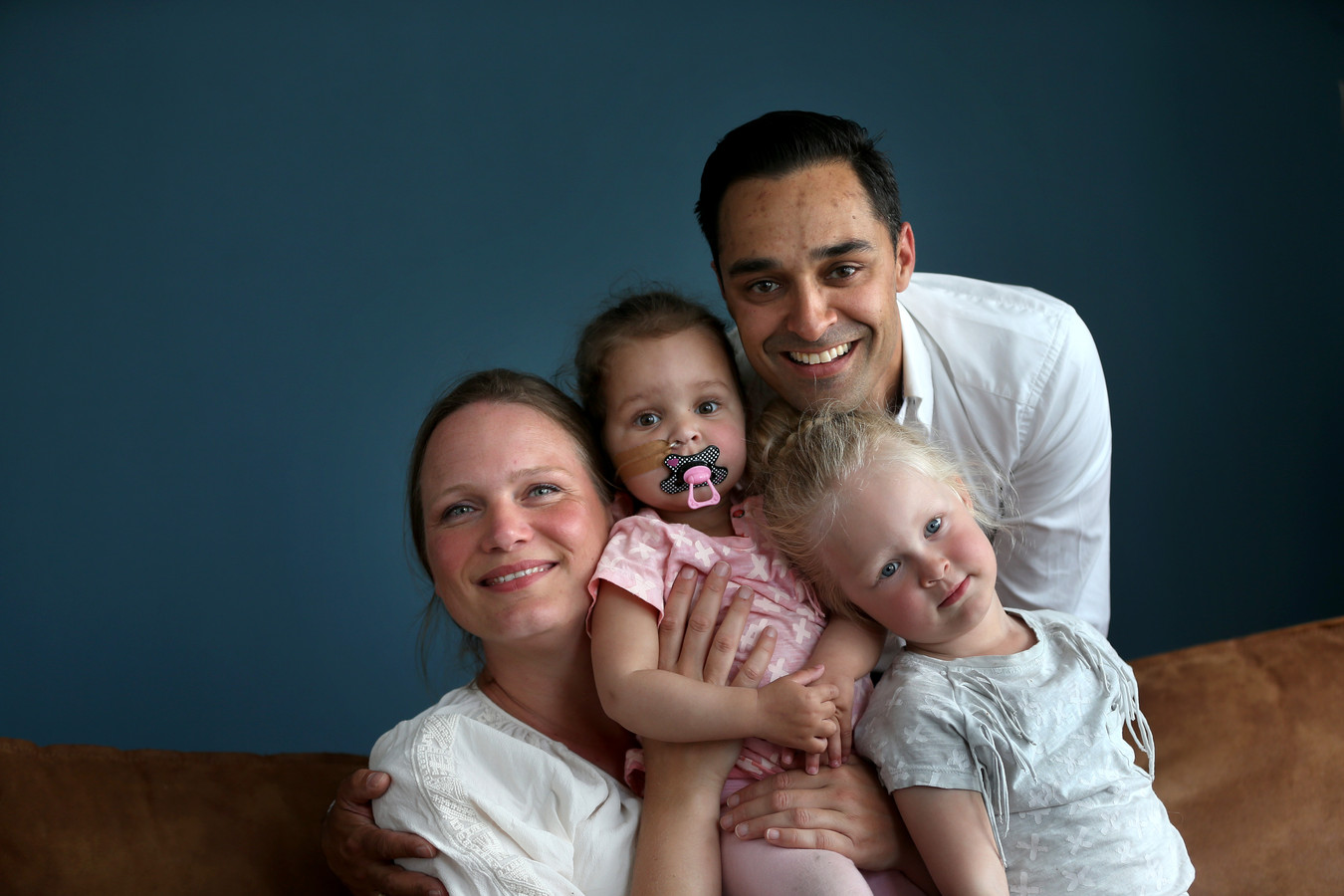 Sophie (1) is erg ziek, maar straalt, rent en springt | Foto | AD.nl