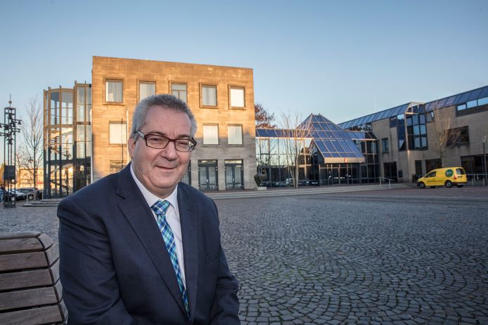 Burgemeester Ubachs van Best kampt met oogziekte, overweegt opties ...