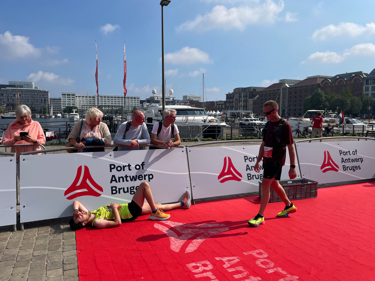 De verhalen aan de finish van de Antwerp Marathon: een bloedende knie ...