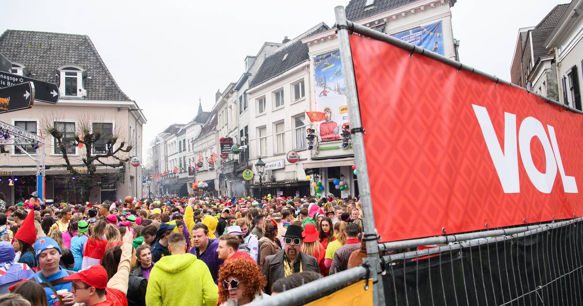 Kroegbazen balen van carnaval nieuwe stijl op Havermarkt in Breda ...