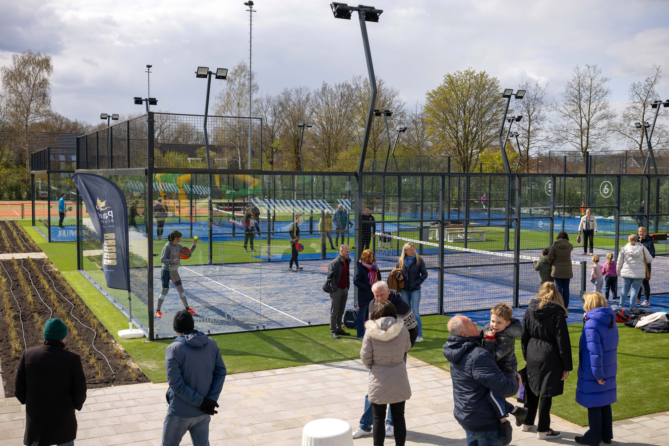 Padel is hot in de regio waar de banen als paddenstoelen uit de grond ...