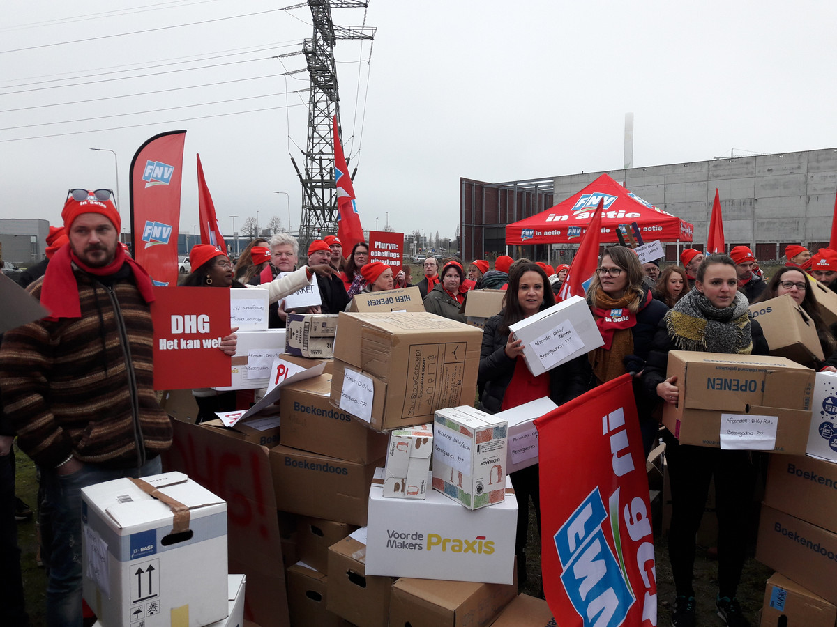 Boos personeel Hoenderloo Groep legt tweehonderd pakketdozen voor deur ...