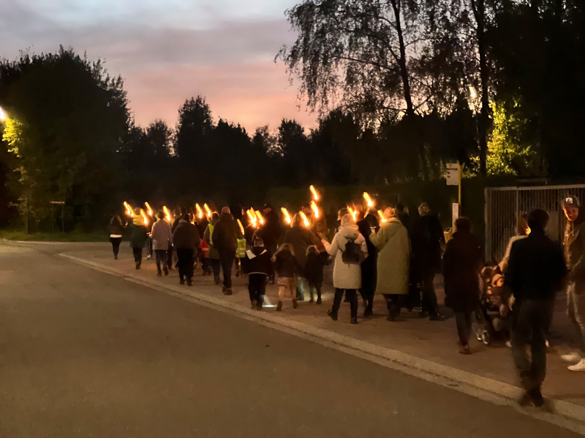 Fakkeltocht aan pastorie Helchteren is groot succes: “Site moet ontmoetingsplaats van het dorp ...