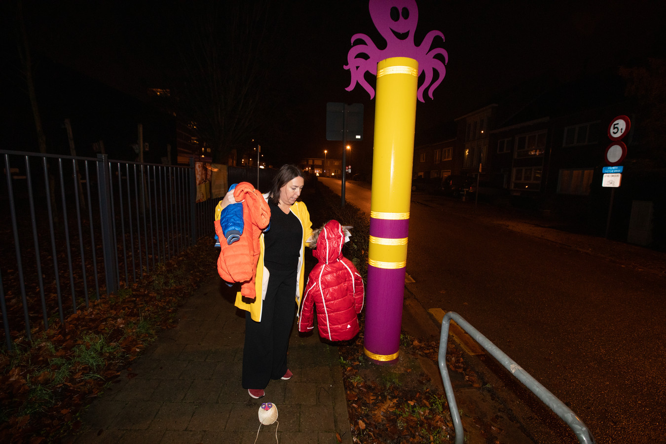 Mals Vlees hangt op 25 plaatsen jassen aan de bomen | Foto | hln.be