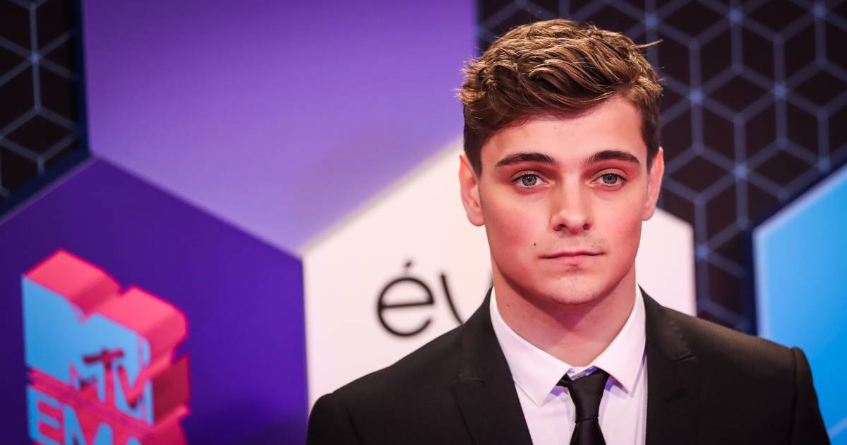 Martin brengt ode aan zijn liefde, Arie doet het zonder armpjes | Show ...